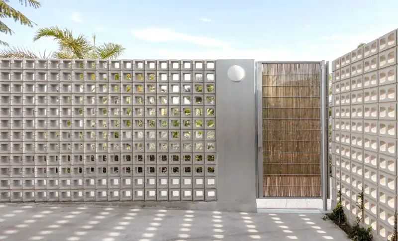 10 Kreasi Pagar dari Hebel: Solusi Estetik & Kokoh untuk Rumah Modern