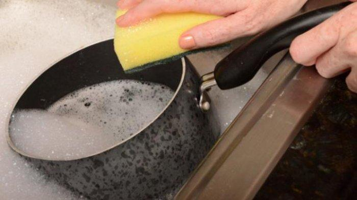 7 Cara Menghilangkan Kerak di Wajan dengan Mudah dan Cepat